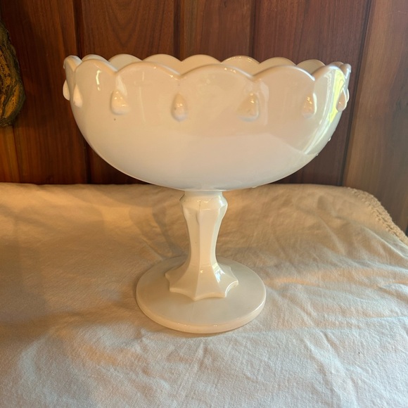Indiana Glass | Accents | Vintage Indiana Glass Teardrop Milk Glass ...